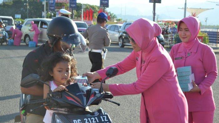 Berburu Berkah Ramadan, PD Bhayangkari Sulbar Bagi-bagi Menu Buka Puasa ke Pengguna Jalan ...