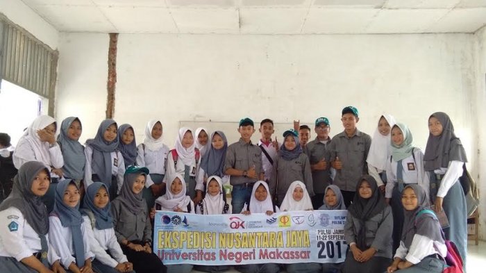 Tim ENJ UNM Terapkan English Poly Card Pada Anak Pulau Jampea - Tribun ...