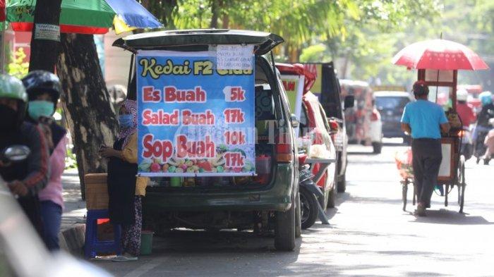 FOTO: Pedagang Jualan Pakai Mobil Menjamur di Jalan Hertasning - Tribun ...