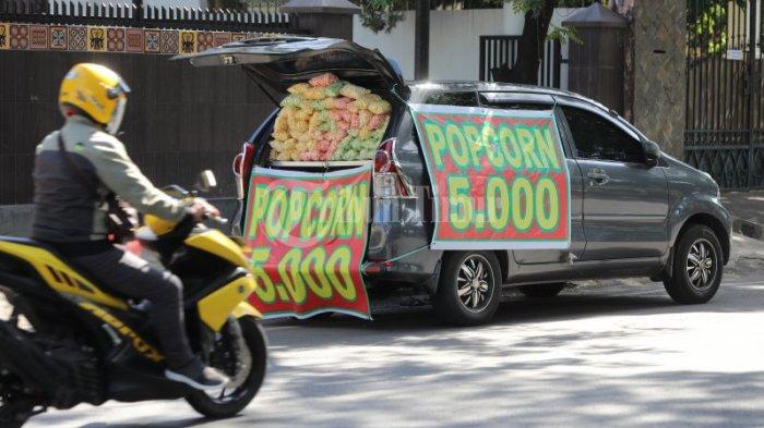 FOTO: Pedagang Jualan Pakai Mobil Menjamur di Jalan Hertasning - Tribun ...
