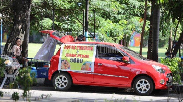 FOTO: Pedagang Jualan Pakai Mobil Menjamur di Jalan Hertasning - Tribun ...
