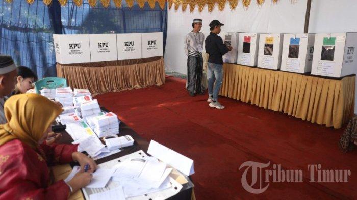 Kearifan Lokal di Tengah Pemilu, KPPS TPS 18 Pandang-pandang Pakai Baju ...