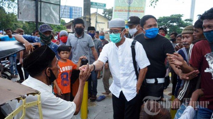 FOTO: Di Tengah Pandemi Corona, Haji Bahar Bagi Uang di Jalan Sunu ...
