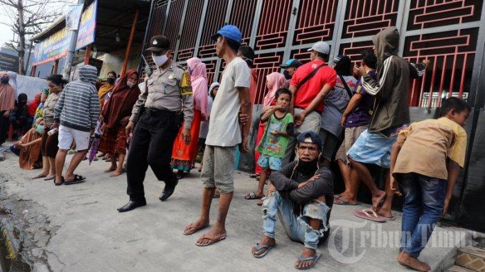 FOTO: Di Tengah Pandemi Corona, Haji Bahar Bagi Uang di Jalan Sunu ...