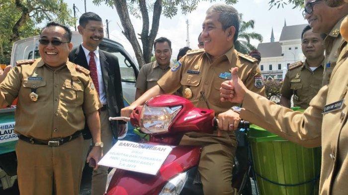 Pemprov Sulbar Serahkan Bantuan 43 Unit Motor dan 5 Unit Mobil Pick Up ke Nelayan - Tribun-timur.com
