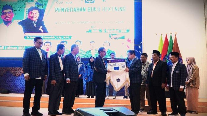 Kepala LLDIKTI Serahkan Buku Rekening Beasiswa KIP Kuliah 2024 untuk Mahasiswa Unismuh Makassar ...