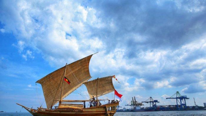 Perahu Padewakang Kembali Berlayar di Laut Makassar - Tribun-timur.com