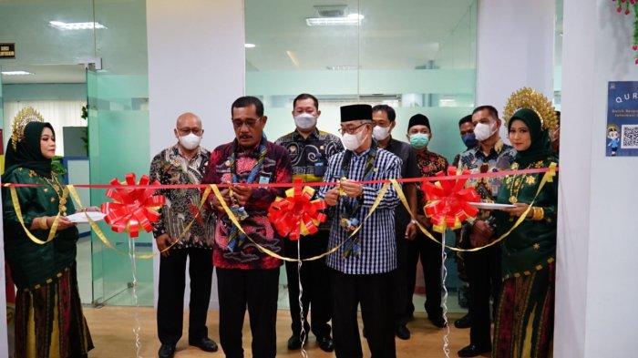 Liberti Sitinjak Resmikan Ruang Layanan Informasi Kanim Parepare - Tribun-timur.com