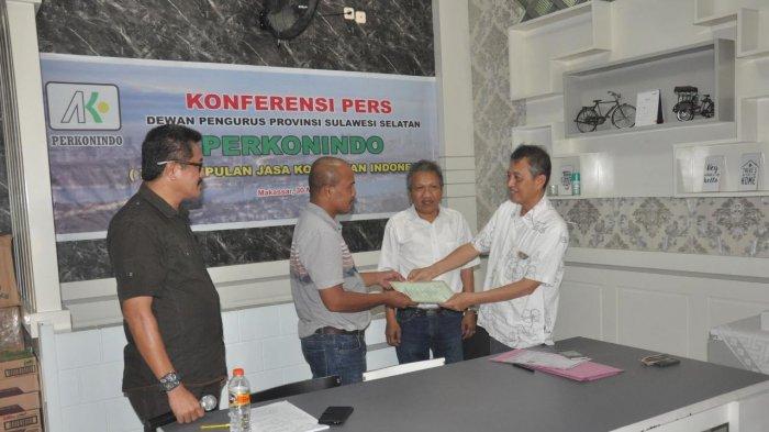 Perkonindo Sulsel Serahkan KTA dan SBU ke Anggota Baru - Tribun-timur.com