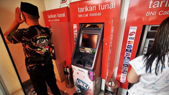 FOTO: Disela Tugas, Security Ini Salat di Dalam Ruangan ATM BNI ...