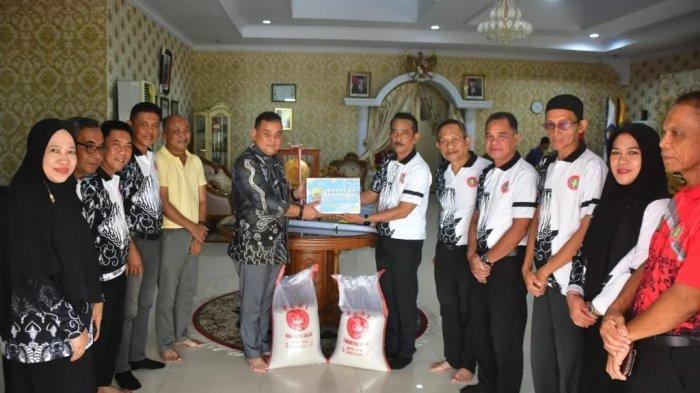 PGRI Sinjai Serahkan Bantuan Beras 3,5 Ton dan Abon Ikan untuk Korban Bencana Alam di Sulsel ...