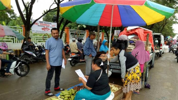 Lurah Sudiang Raya Tertibkan PKL Depan GOR Sudiang - Tribun-timur.com