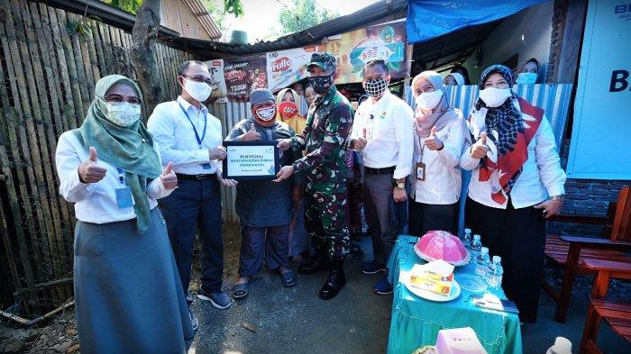 FOTO: PLN Bedah Rumah Rizal Penjual Jalangkote di Pangkep - Tribun-timur.com