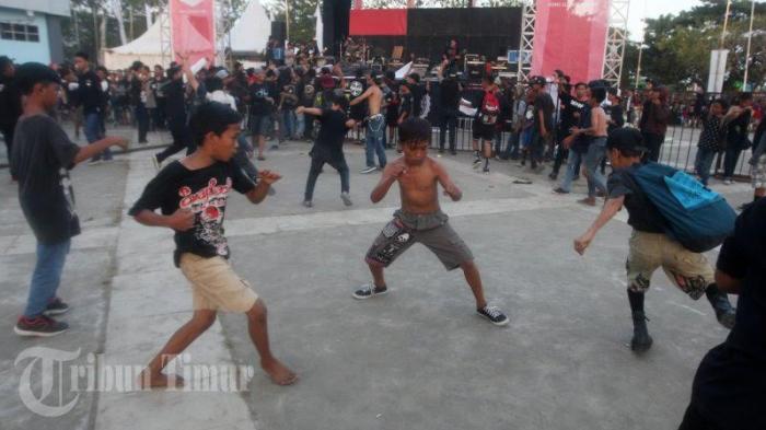 FOTO-FOTO: Pogo Dance Ini Lagi Ngetrend di Kalangan Penikmat Musik Rock ...