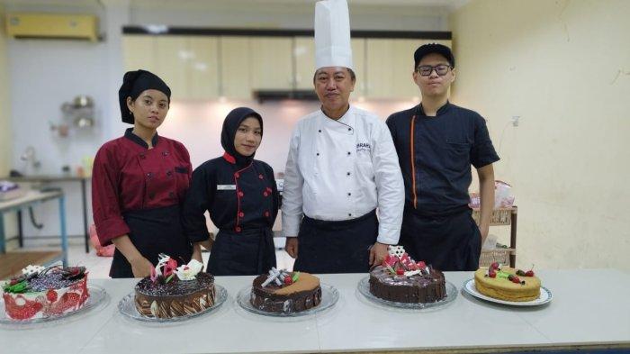 Chef Ibrahim Latih Mahasiswa Poltekbos Praktik Pengolahan Kue dan Roti ...