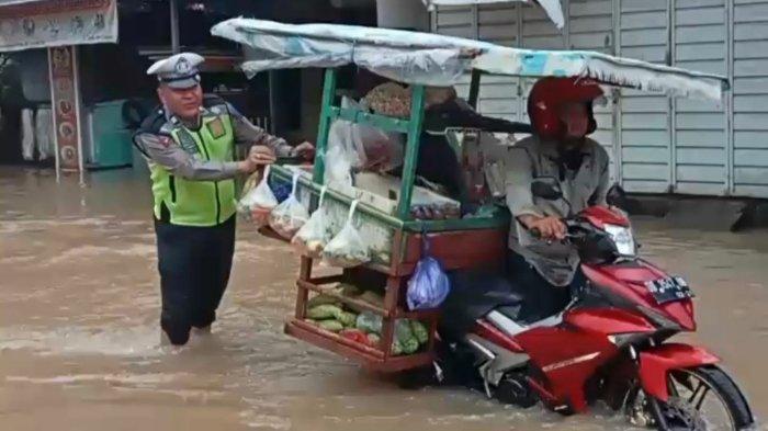 Berita Foto: Polisi Lalu Lintas Aiptu Nasir Dorong Motor Penjual Sayur ...
