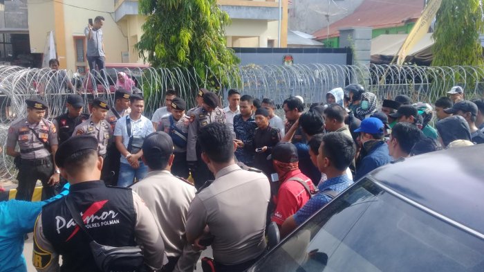 Demo di KPU Polman, Warga Minta Formulir C6 Terbagi dengan Baik dan ...
