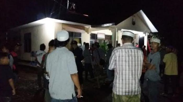 Percikan Api Tiang Listrik Bikin Panik Polisi Kelara Jeneponto - Tribun ...