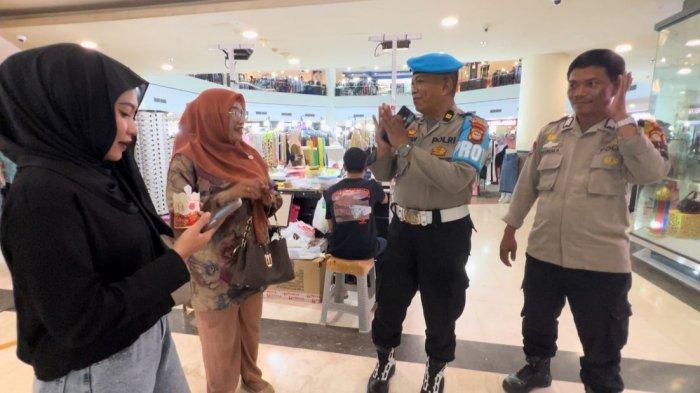 Polisi Jaga Pengunjung Mal Panakkukang di Momen Libur Lebaran Idul ...