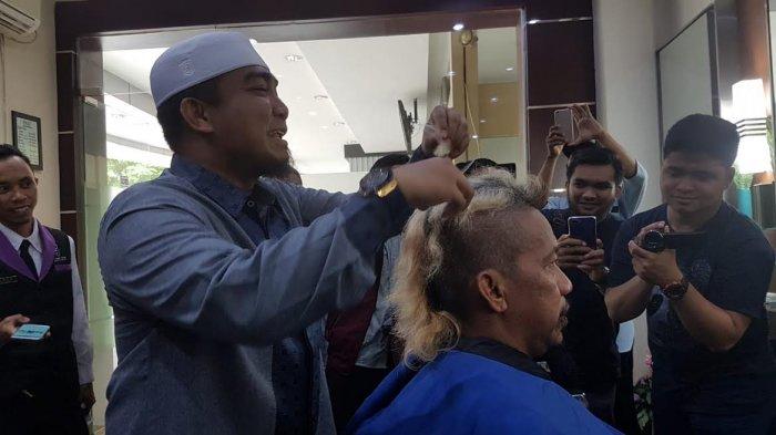 Dg Uki Nyatakan Hijrah, Rambut Mohawk Dipangkas - Tribun-timur.com