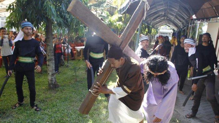 Foto Prosesi Jalan Salib Rangkaian Jumat Agung di Gereja Katolik Santos ...