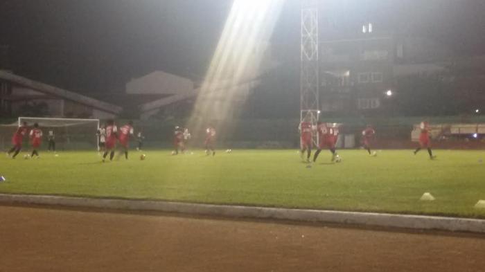 VIDEO: PSM Makassar Latihan Malam di Stadion Mattoanging - Tribun-timur.com