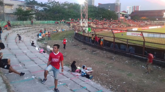 Suporter PSM Mulai Padati Stadion Andi Mattalatta Mattoanging - Tribun ...