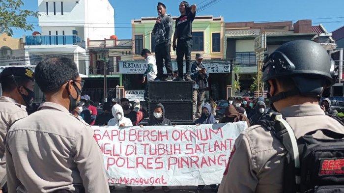 Dugaan Pungli, AKP Dharmawaty Didemo Mahasiswa 5 Jam Usai Lepas Jabatan Sebagai Kasat Lantas ...