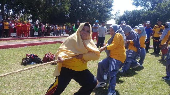 Serunya Lomba Lari Karung dan Tarik Tambang di Halaman Kantor Bupati Jeneponto - Tribun-timur.com