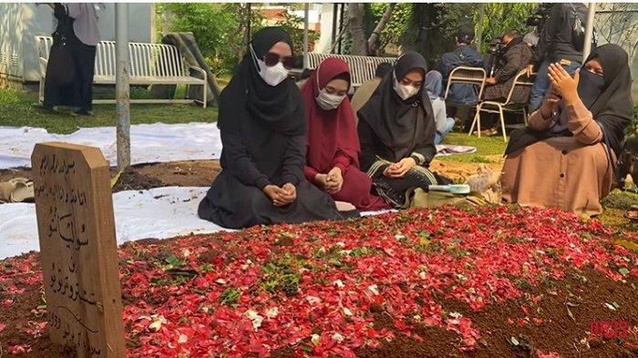 Ria Ricis soal Konten Video YouTube di Makam Ayahnya: Dokumentasi ...
