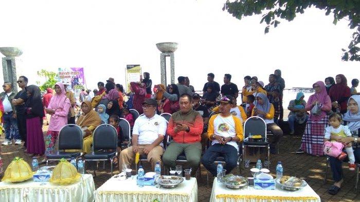 VIDEO: Suasana Hari Kedua Festival Danau Matano di Pantai Ide - Tribun ...