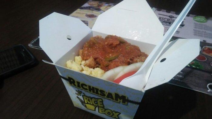 TRIBUNWIKI: Makan Nasi Pakai Ayam di Dalam Kotak Ala Richsam, Ini Menu ...