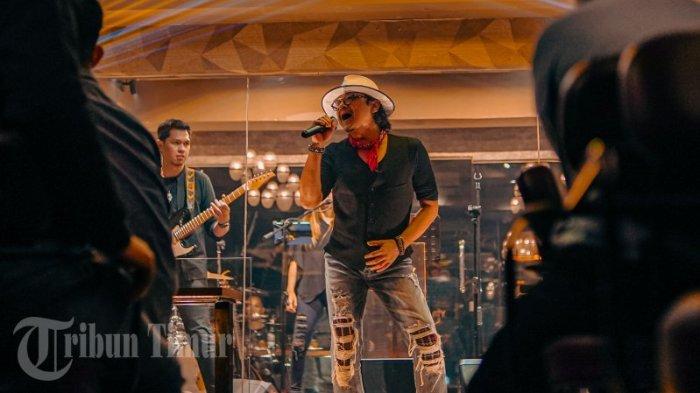 Vokalis Andy /rif Menghibur Penggemarnya dalam Event Rock Fusion di ...