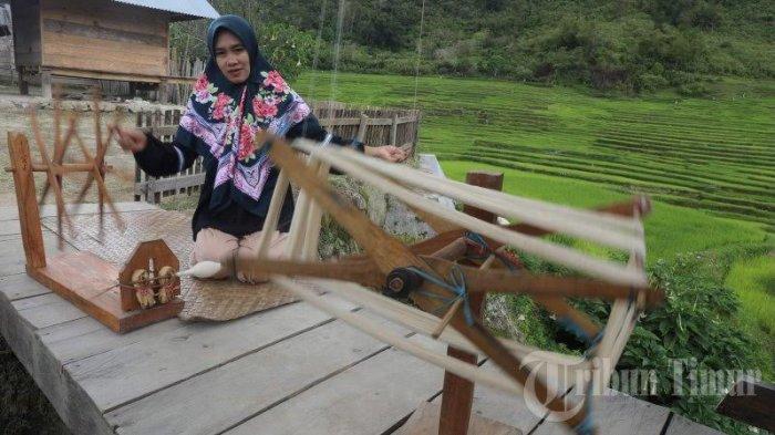 FOTO-FOTO: Kampung Tenun di Rongkong Kabupaten Luwu Utara - Tribun ...