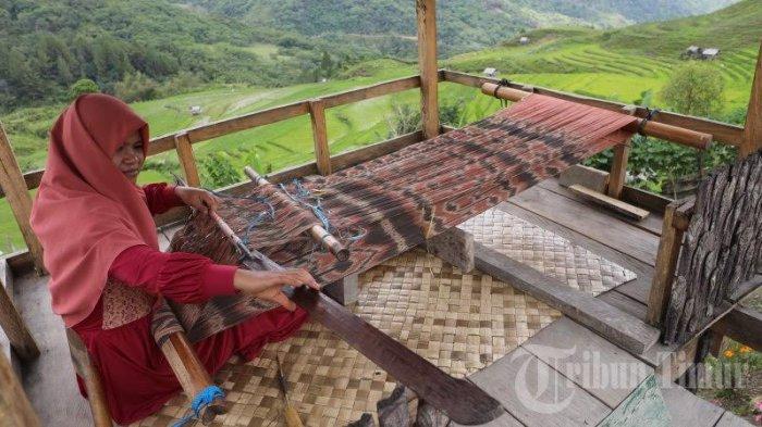 FOTO-FOTO: Kampung Tenun di Rongkong Kabupaten Luwu Utara - Tribun ...
