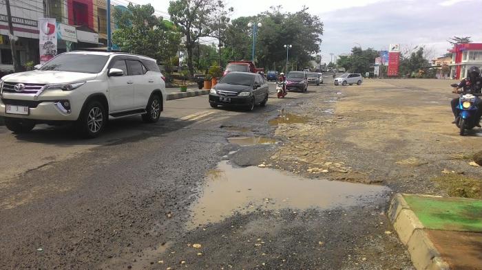 Ruas Jalan di SPBU Buttatoa Maros Rusak Lagi - Tribun-timur.com
