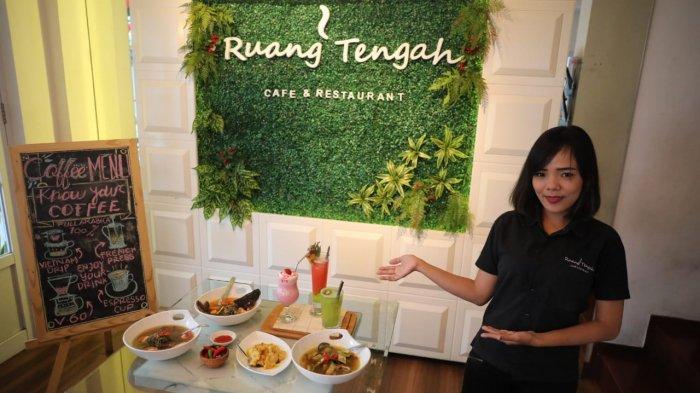 TRIBUNWIKI: Ruang Tengah Cafe & Resto Usung Konsep Go Green, Ini Menu ...