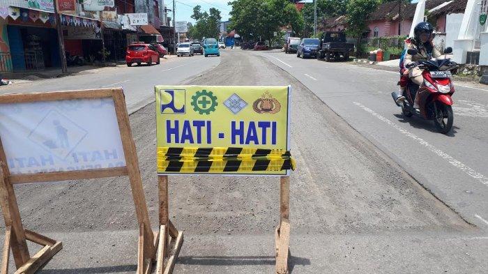Ruas Jalan Poros Bone-Maros Dibongkar Lalu Ditinggal Pekerja, Warga ...