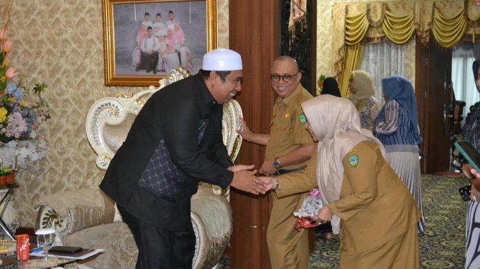 Pulang Ibadah Haji, Chaidir Syam Bagi-bagi Kurma dan Air Zam-zam ke ...