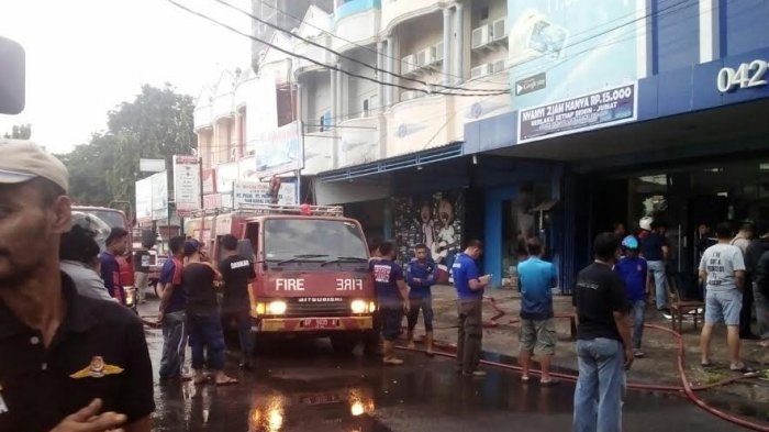 BREAKING NEWS: Rumah Bernyanyi Lyric di Parepare Terbakar - Tribun-timur.com