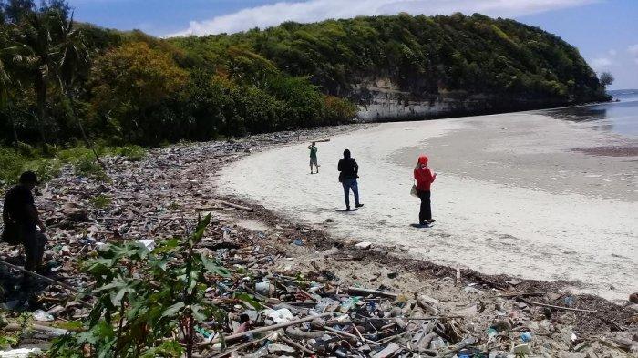 VIDEO: Sampah Berserakan di Pantai Batu Karapu Selayar - Tribun-timur.com