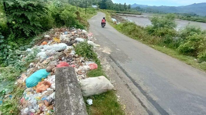 Banyak Tumpukan Sampah di Poros Takkalasi-Soppeng, Warga: Bau dan Jorok - Tribun-timur.com