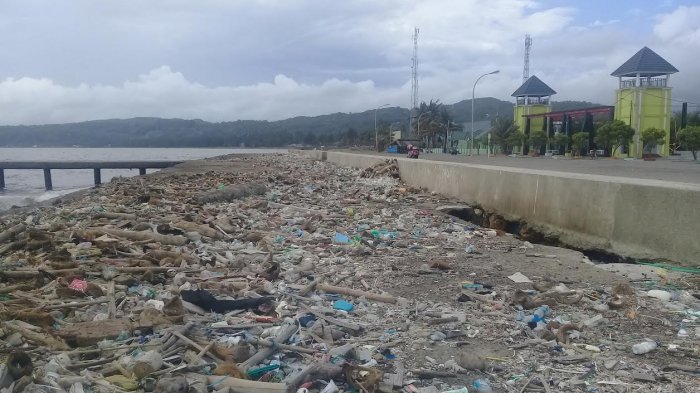 Ih Jorok, Sampah Berserakan di Pinggir Pantai Plaza Marina Selayar - Tribun-timur.com