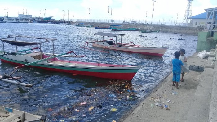 Sampah Berserakan di Bibir Pantai Benteng Selayar, Begini Keluhan Warga - Tribun-timur.com