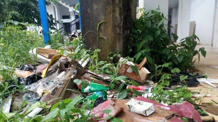 Sampah Busuk Warisan Bappeda Setahun Menumpuk di Kantor Kominfo Maros ...
