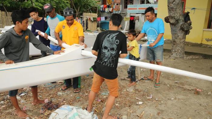 FOTO-FOTO: Nelayan Mandar Buat Perahu Sandeq - Tribun-timur.com