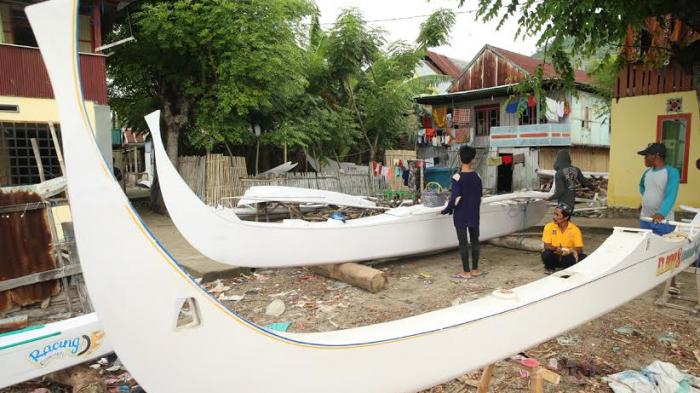 FOTO-FOTO: Nelayan Mandar Buat Perahu Sandeq - Tribun-timur.com