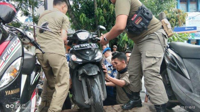 Parkir di Tempat Terlarang, Satpol PP Makassar Angkut Puluhan Motor ...