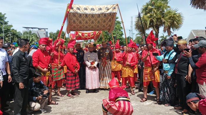 Pakai Baju Adat, Suasana saat Gubernur Sulsel dan Bupati Gowa Disambut ...