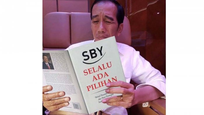 Beredar Foto Hoax Jokowi Baca Buku 'Selalu Ada Pilihan' SBY, Ternyata Beginilah Aslinya - Tribun ...